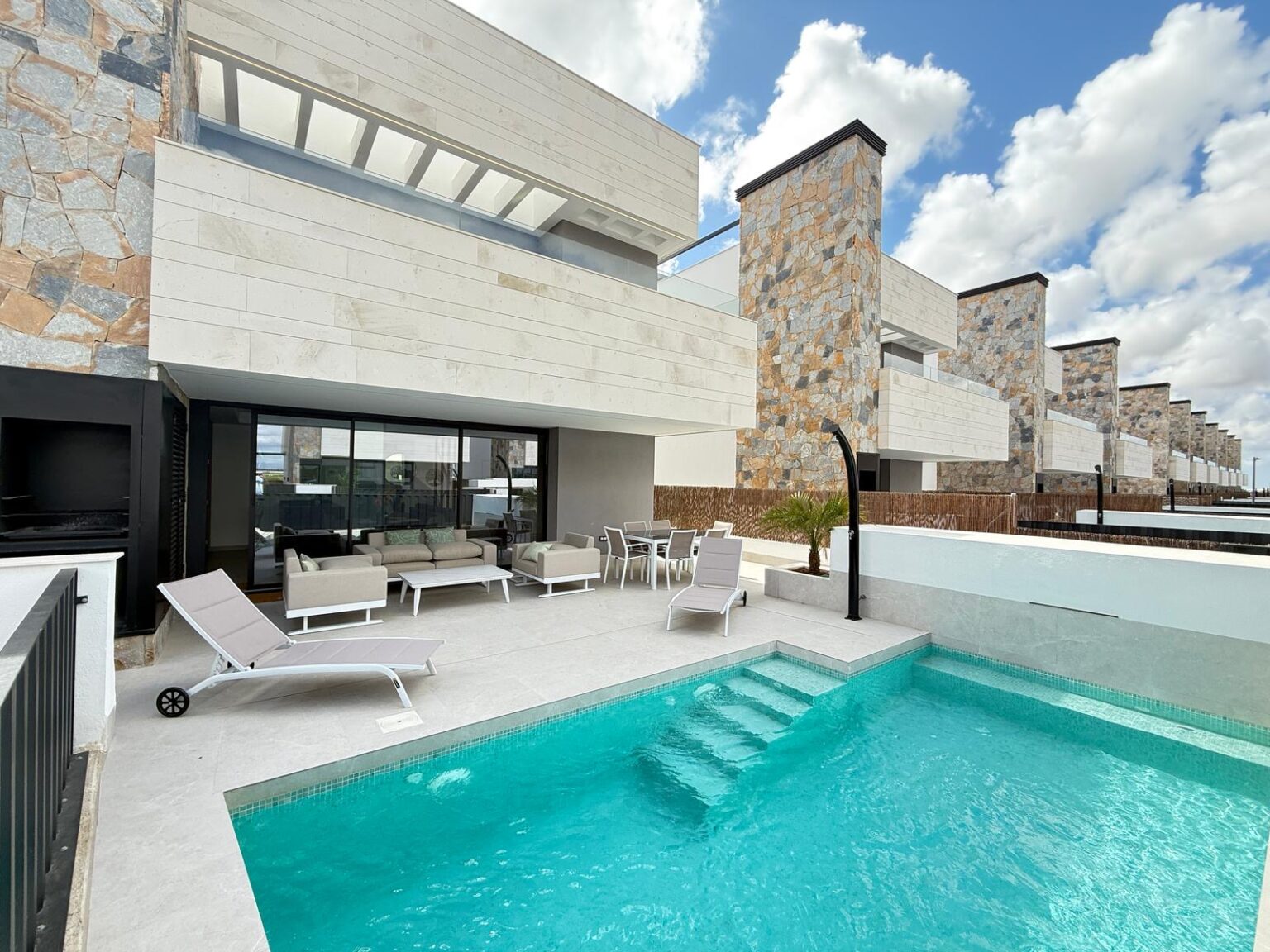 Luxury Detached Villa 4 Bed, 4 Bath, Santa Rosalia Lake and Life Resort ...